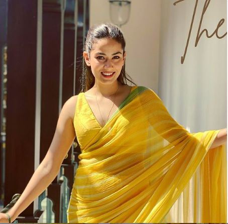 पीली साड़ी में कहर ढातीं मीरा राजपूत | Stunning Photo Of Meera Rajput ...