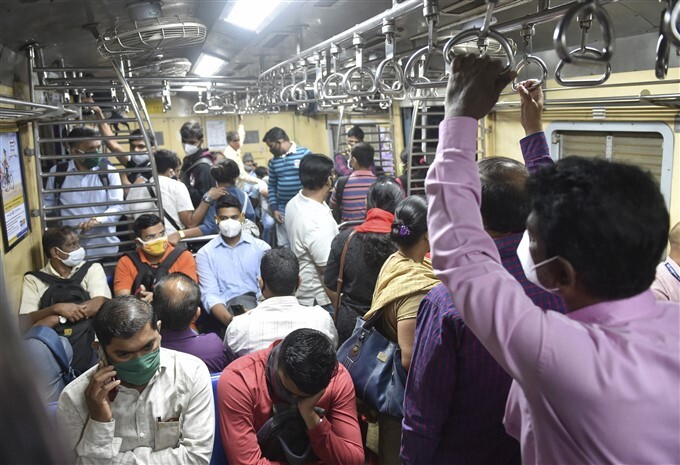 No Social Distancing In Mumbai's Local Train - Oneindia