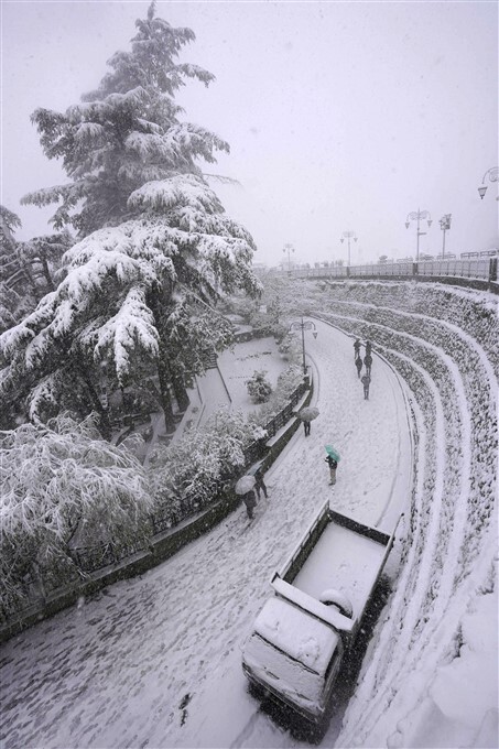 Snowfall In Jammu and Kashmir, Leh, HP And UK, 12/01/2021 - Oneindia