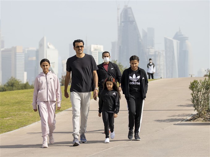 Qatar King Emir walks with Children At Park in Doha - Oneindia