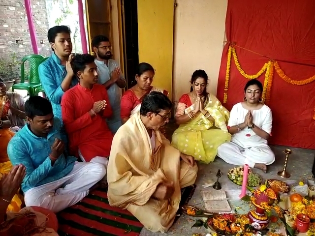 Saraswati Puja celebrated at Singer Imon Chakraborty's home - Oneindia