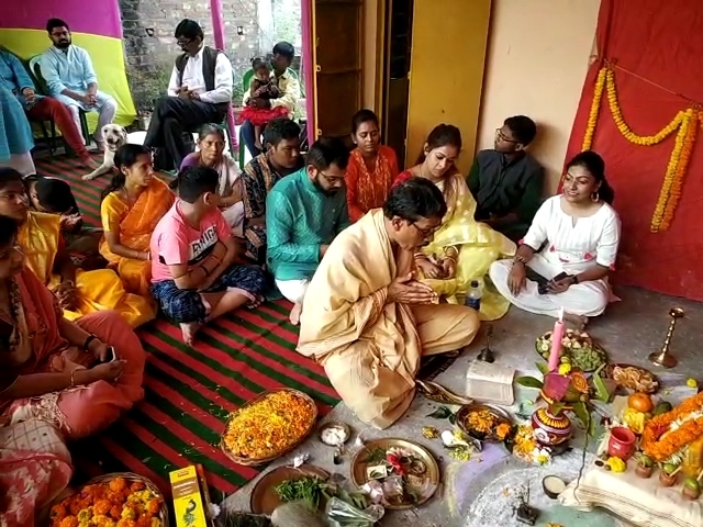 Saraswati Puja celebrated at Singer Imon Chakraborty's home - Oneindia