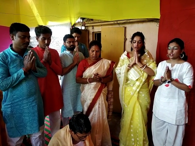 Saraswati Puja celebrated at Singer Imon Chakraborty's home - Oneindia