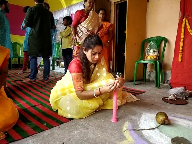 Saraswati Puja celebrated at Singer Imon Chakraborty's home - Oneindia