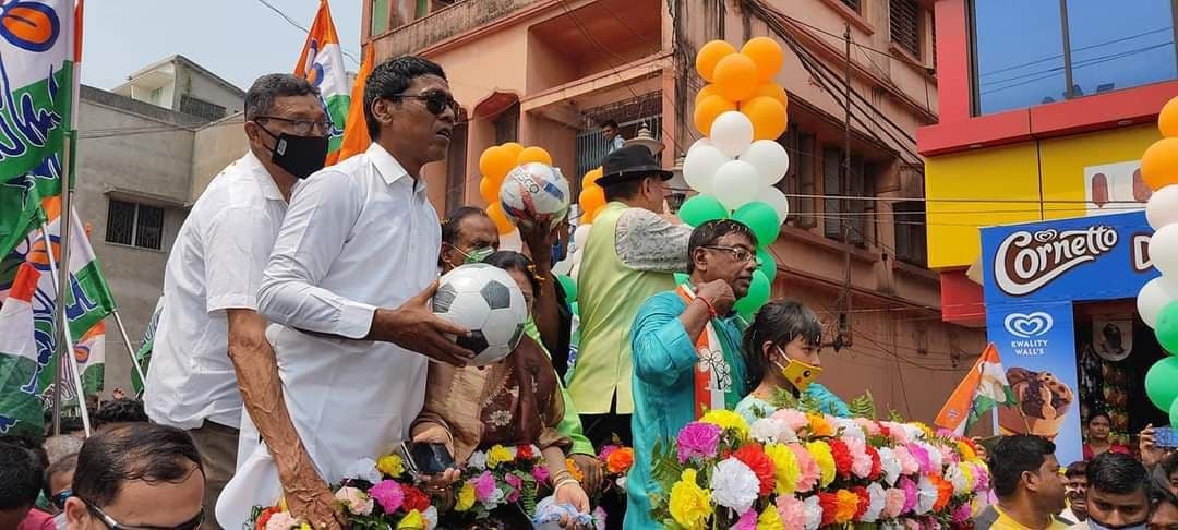 বর্ণাঢ্য শোভাযাত্রা সহকারে মনোনয়ন, গোল করেই জয় নিশ্চিত করতে চান বিদেশ ...
