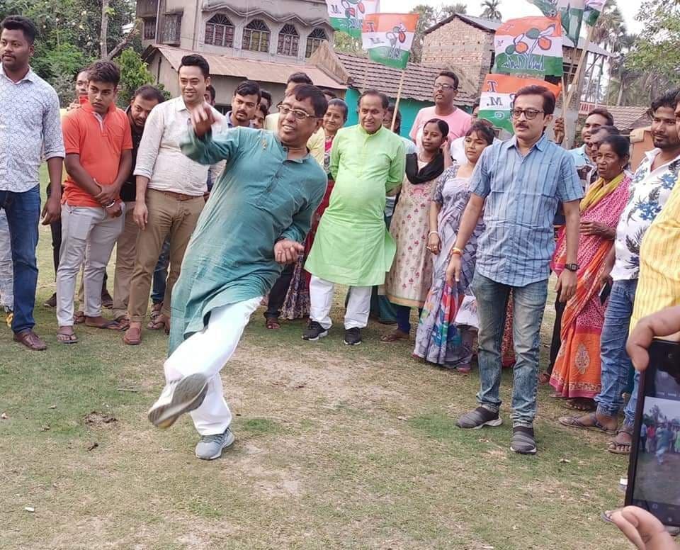 বর্ণাঢ্য শোভাযাত্রা সহকারে মনোনয়ন, গোল করেই জয় নিশ্চিত করতে চান বিদেশ ...