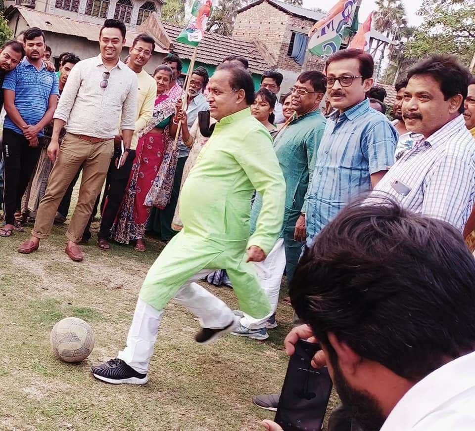 বর্ণাঢ্য শোভাযাত্রা সহকারে মনোনয়ন, গোল করেই জয় নিশ্চিত করতে চান বিদেশ বসু | Ex-Indian ...