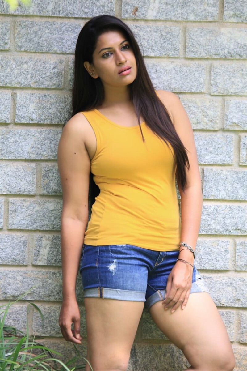 ഒരേ സമയം രാജകുമാരിയെ പോലെയും ഗ്ലാമറസായിട്ടും നിത്യ രാജ്, ചിത്രങ്ങള് ...