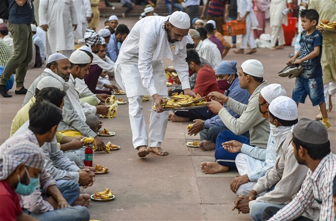 First day of fasting On Holy Month Ramadan across India - Oneindia