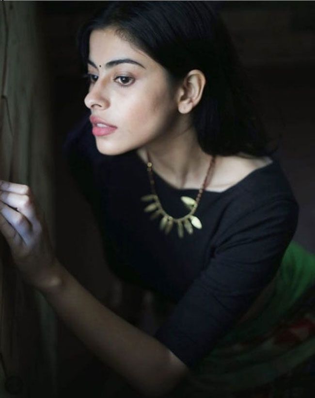 തിളങ്ങുന്ന മഞ്ഞ വസ്ത്രത്തില്‍ ബെഡ്‌റൂം ചിത്രങ്ങളുമായി അനിഷ് വിക്ടര് ...