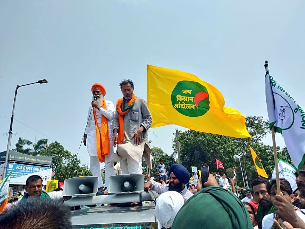 नए कृषि कानूनों के खिलाफ आंदोलन कर रहे किसानों की जिद्द का आज दिखा ऐसा ...