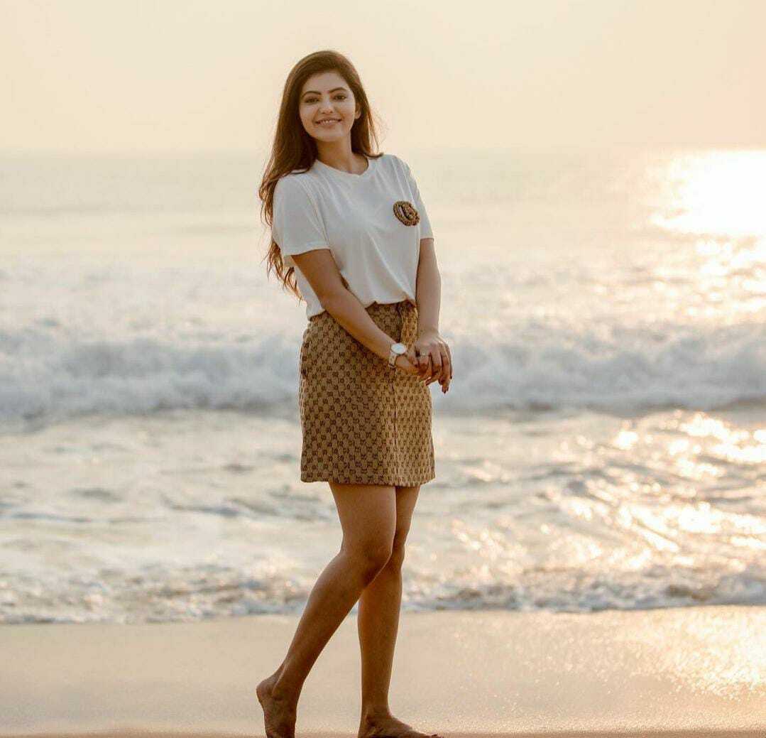 ரப்பர் மாதிரி உடம்பை வளைத்து உடற்பயிற்சி...அதுல்யா அசத்தல் ஃபோட்டோஸ் ...