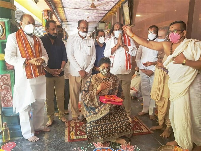 APIIC Chairperson Roja Visits Kanaka Durga Temple In Vijayawada - Oneindia