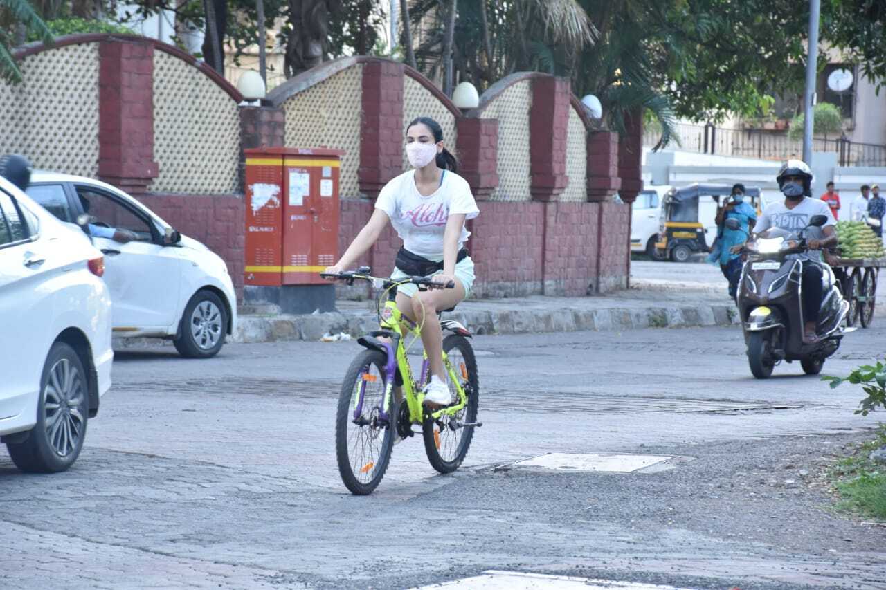 বলিউড অভিনেত্রী সোনল চৌহ্বানের সাইকেল রাইডের ছবি | Bollywood Actress ...