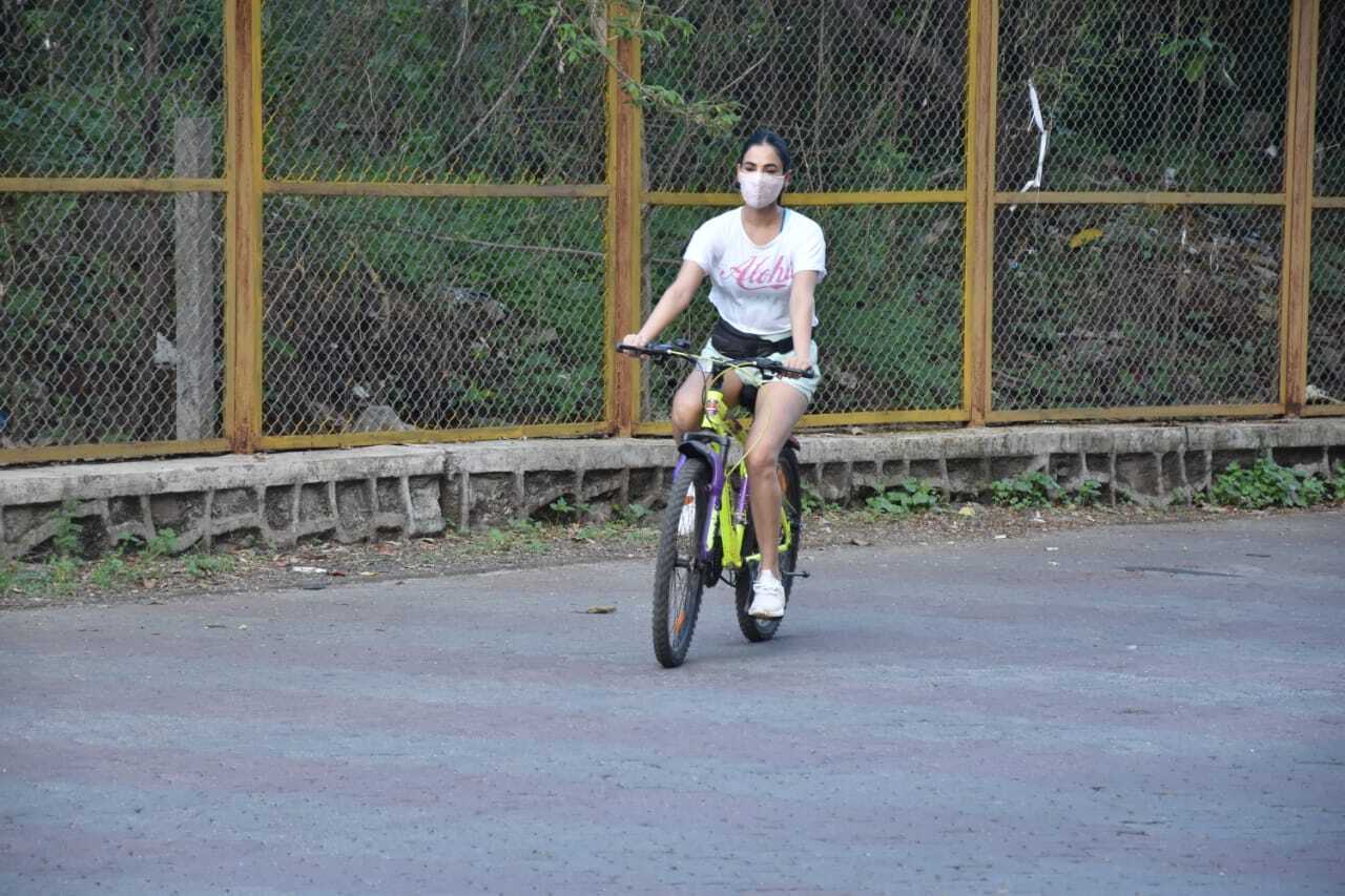 বলিউড অভিনেত্রী সোনল চৌহ্বানের সাইকেল রাইডের ছবি | Bollywood Actress ...