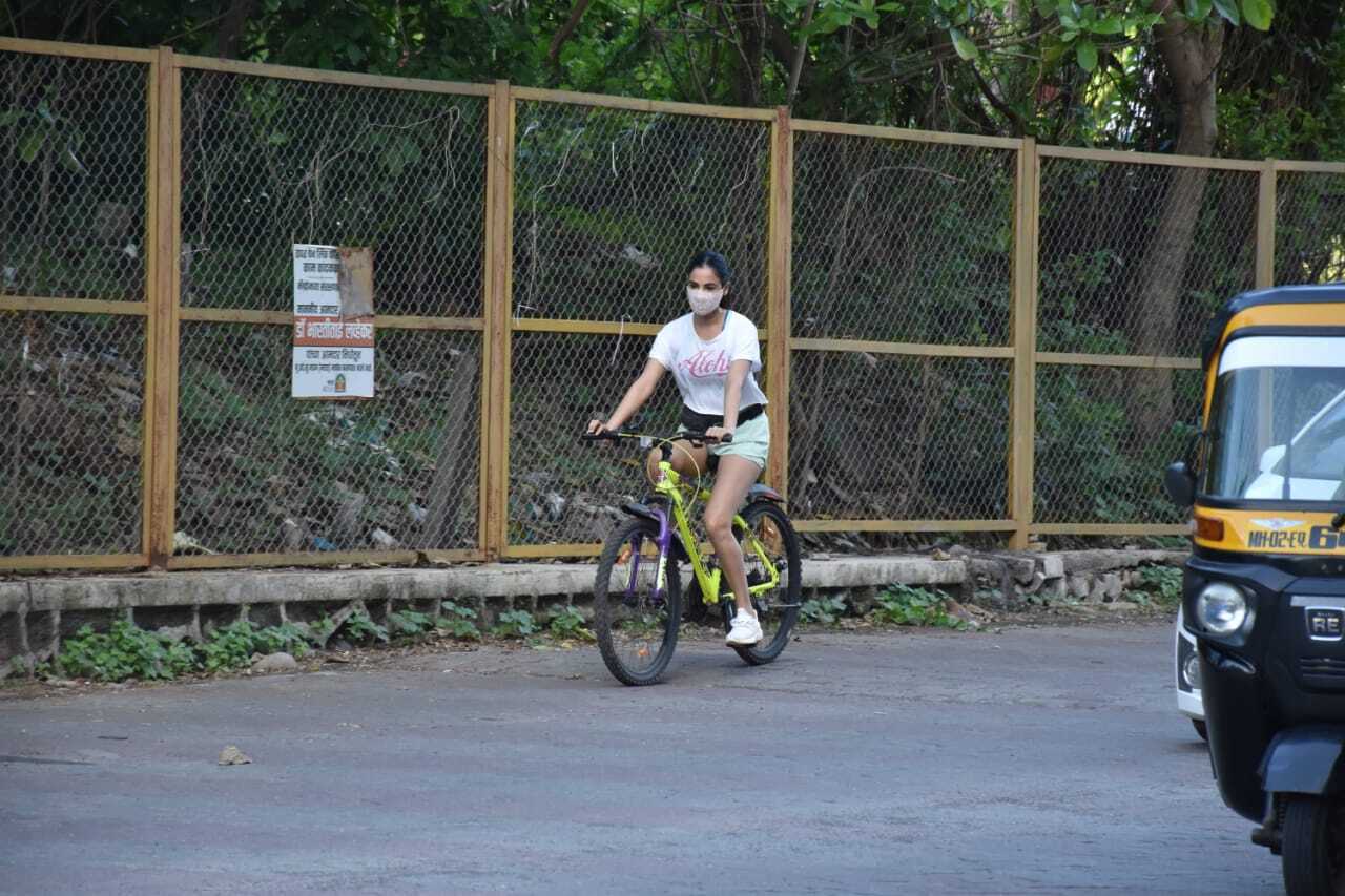 বলিউড অভিনেত্রী সোনল চৌহ্বানের সাইকেল রাইডের ছবি | Bollywood Actress ...