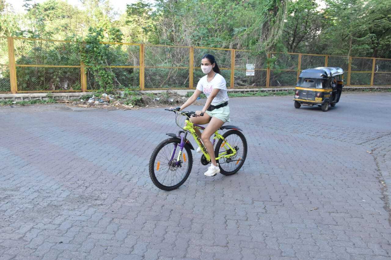 বলিউড অভিনেত্রী সোনল চৌহ্বানের সাইকেল রাইডের ছবি | Bollywood Actress ...