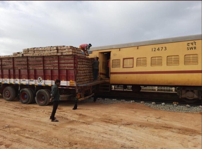 KA CM BS Yeddyurappa flags off Kisan train carrying 250 tonnes of ...