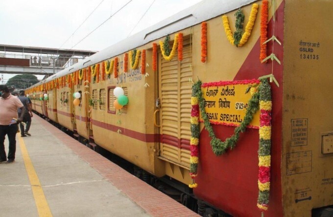KA CM BS Yeddyurappa flags off Kisan train carrying 250 tonnes of ...