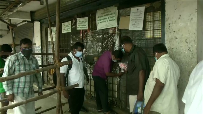 Long Queue outside a Tasmac shops in Tamil Nadu - Oneindia
