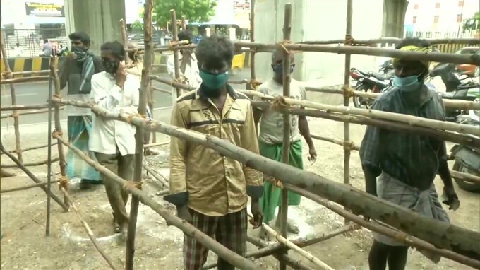 Long Queue outside a Tasmac shops in Tamil Nadu - Oneindia