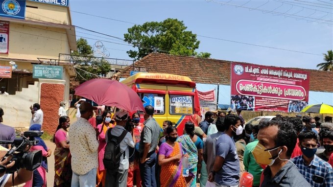People Protest In vizhinjam with body of a young woman who died in a ...
