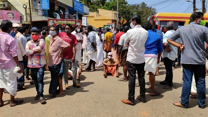 People Protest In vizhinjam with body of a young woman who died in a ...