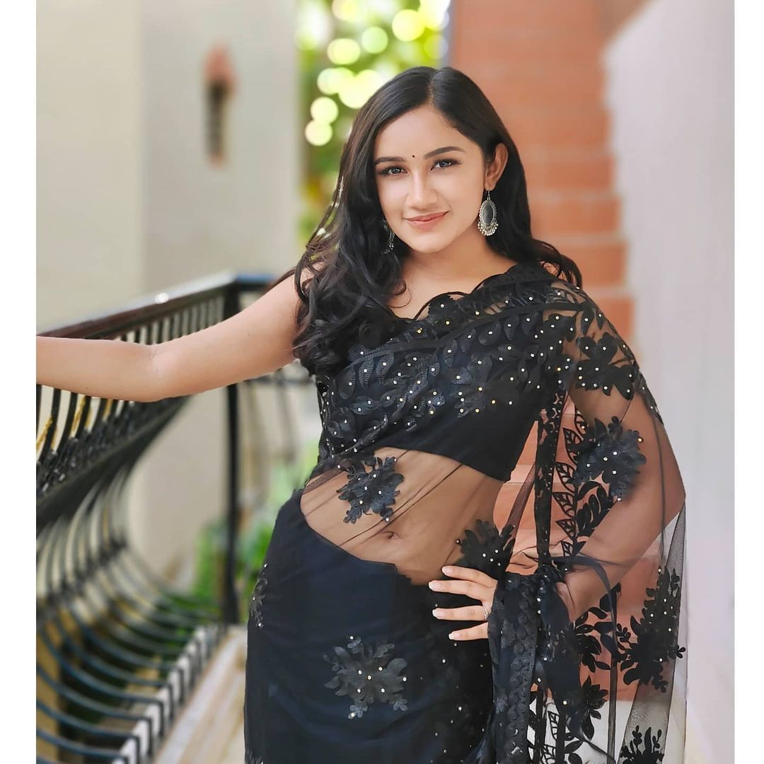 புடவையை இப்படி இறக்கிட்டீங்களே.. ரவீனாவின் ஹாட் போட்டோஸ் | Actress ...