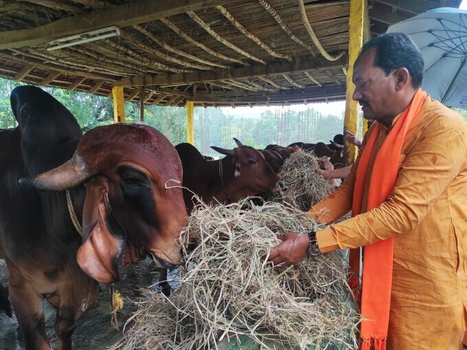 Animal Husbandry Minister Prabhu Chauhan Visits Ramachandrapura Mutt In ...
