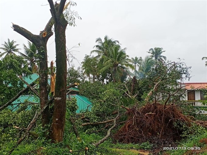 Damages Caused Due Heavy Rainfall in Ernakulam district - Oneindia