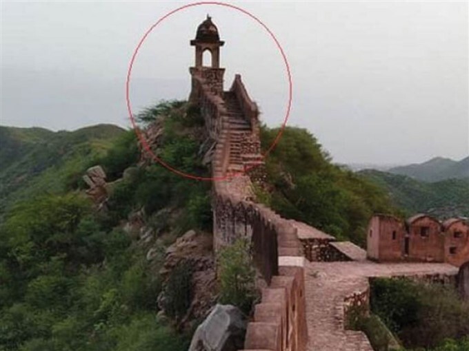 Lightning Strikes at a Watch Tower in Jaipur, Rajasthan - Oneindia