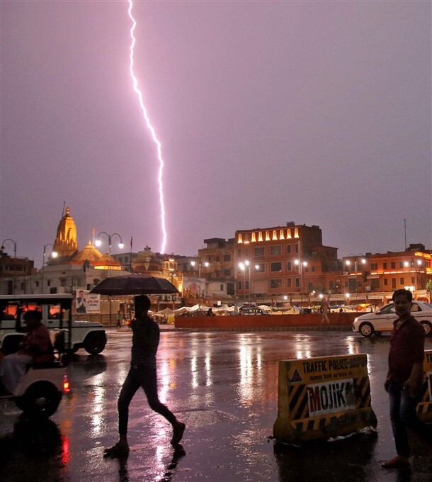 Lightning Strikes at a Watch Tower in Jaipur, Rajasthan - Oneindia