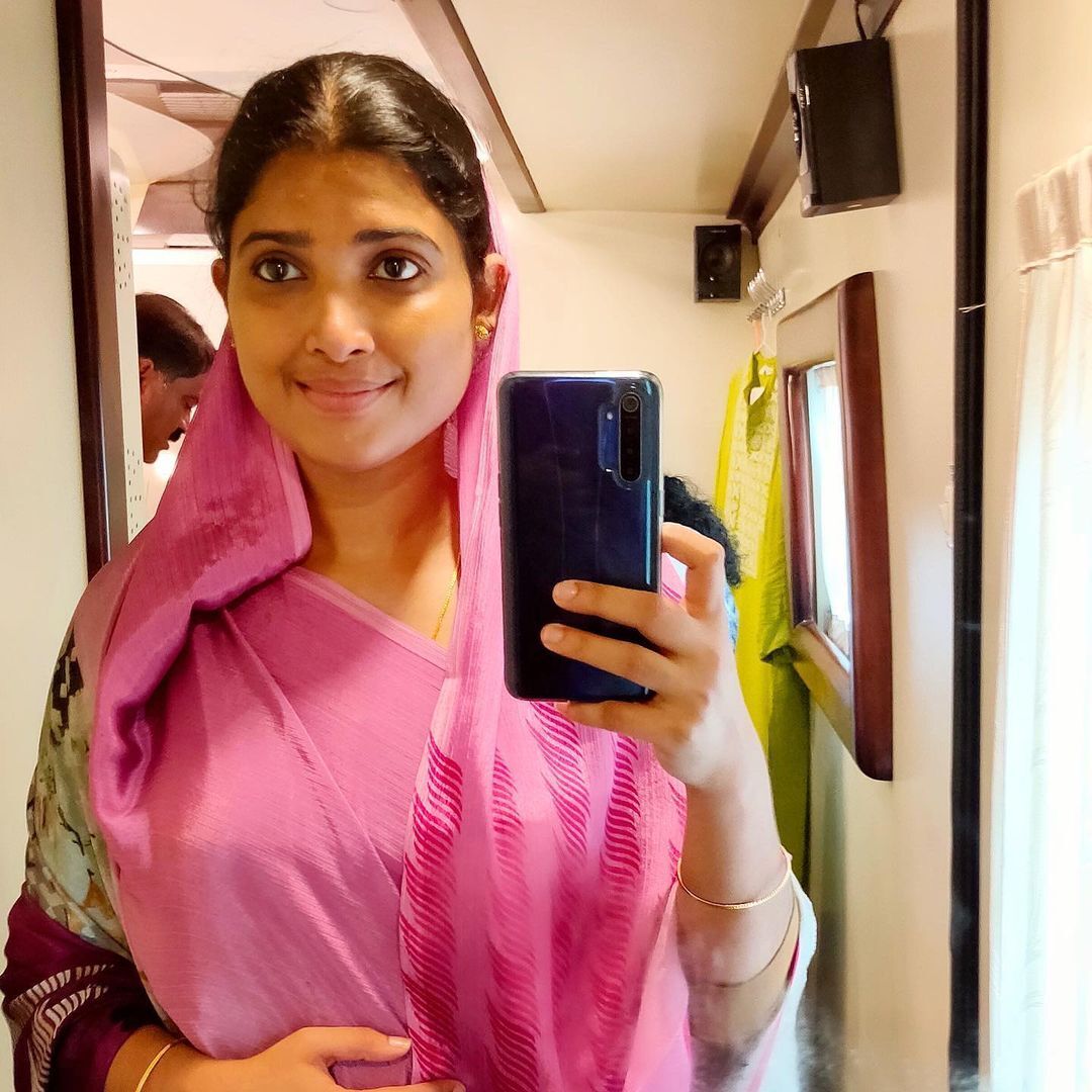 കലക്കൻ ലുക്കിൽ ദിവ്യപ്രഭ; വൈറലായി ഫൊട്ടോഷൂട്ട് | Nizhal Fame Divya ...