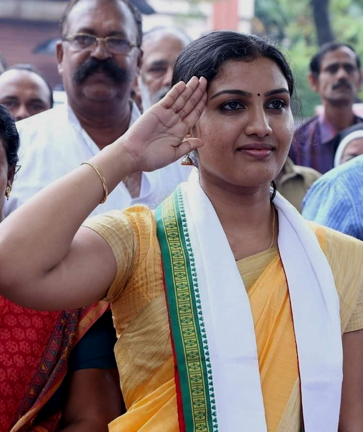 Renu Raj IAS : डॉक्टरी छोड़कर पहली बार में ही बन गईं UPSC टॉपर, जानिए ...