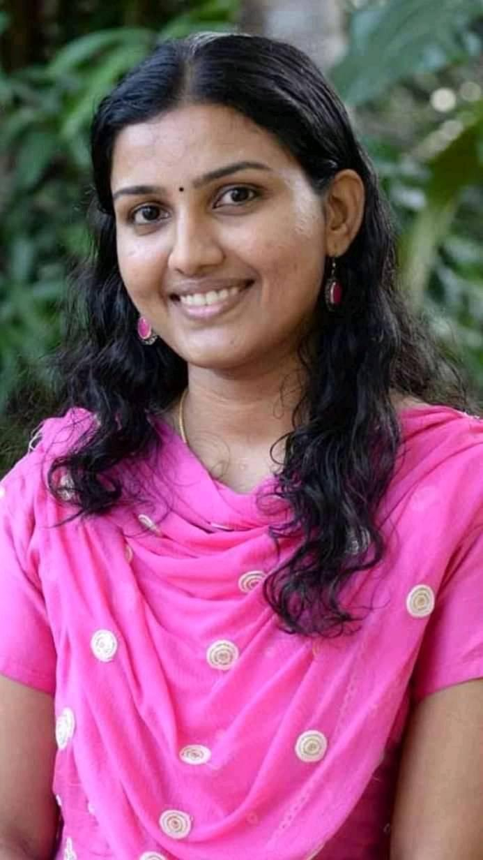 Renu Raj IAS : डॉक्टरी छोड़कर पहली बार में ही बन गईं UPSC टॉपर, जानिए ...