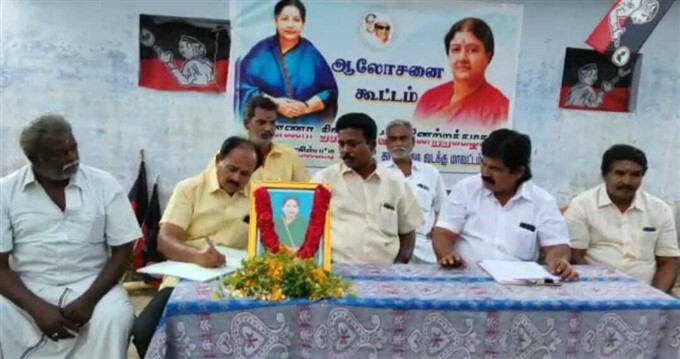 Sasikala Supporters Protest for her to be Back In the ADMK Party - Oneindia