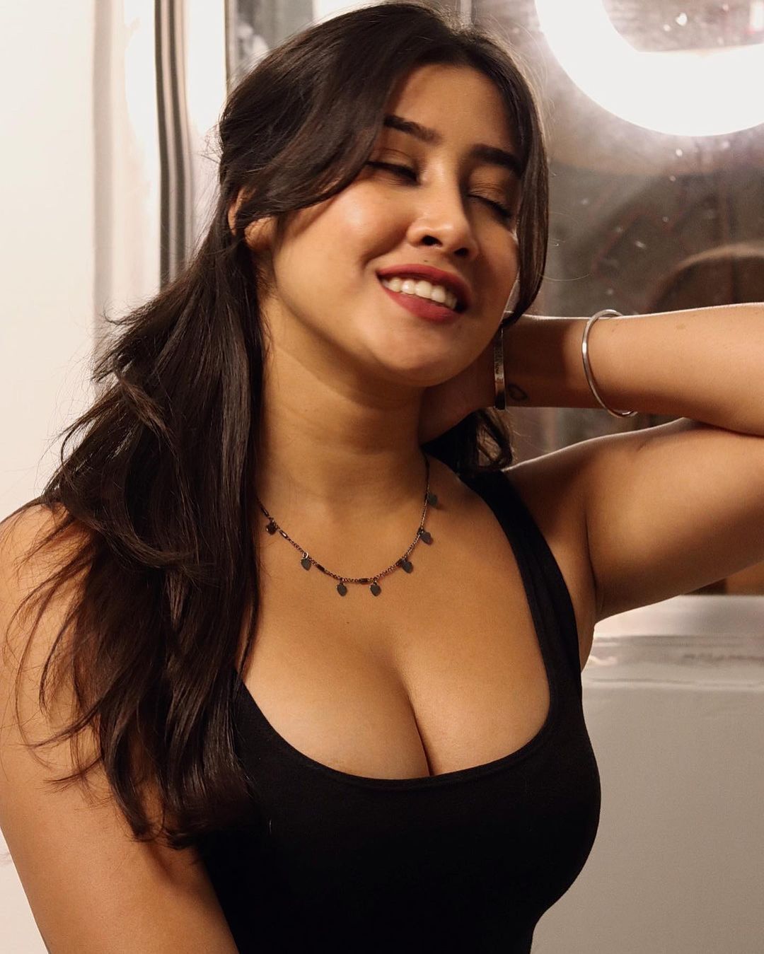 Sofia Ansari అందాలన్నీ అస్సామే..!! | Sofia Ansari Complete Cleavage Show - Oneindia Telugu