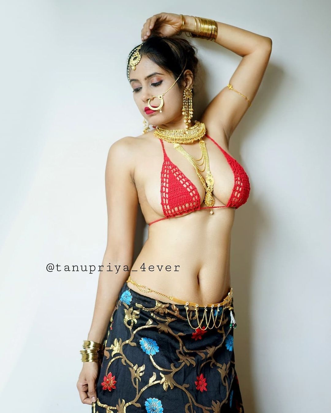 Tanupriya బోల్డ్ పిక్స్..వీకెండ్ బొనాంజా | Model Tanu Priya Goes Super Hot - Oneindia Telugu