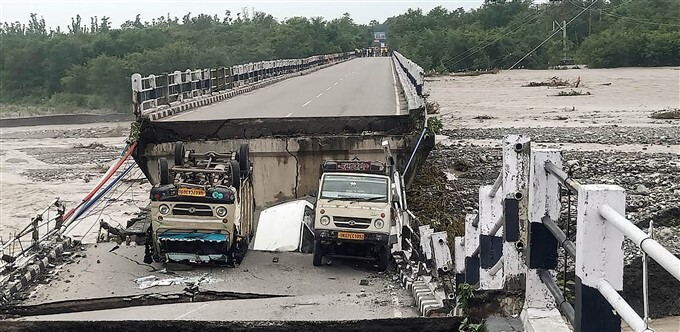 Rani Pokhari bridge Collapsed on Dehradun-Rishikesh highway after heavy ...