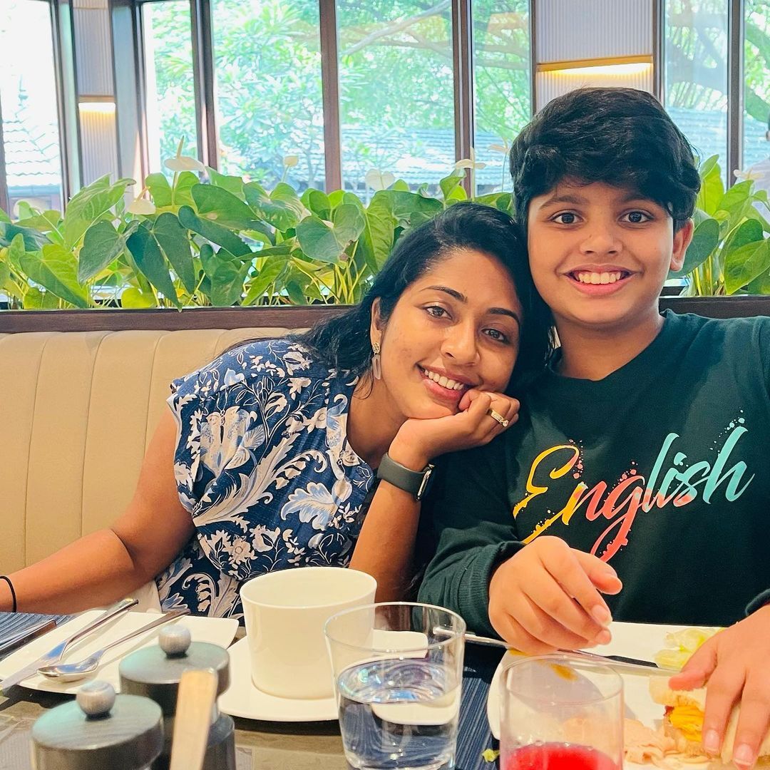 പുള്ളിപ്പുലിയും പുള്ളിക്കുട്ടിയും; നവ്യനായരുടെയും മകന്റെയും ഫോട്ടോ ...