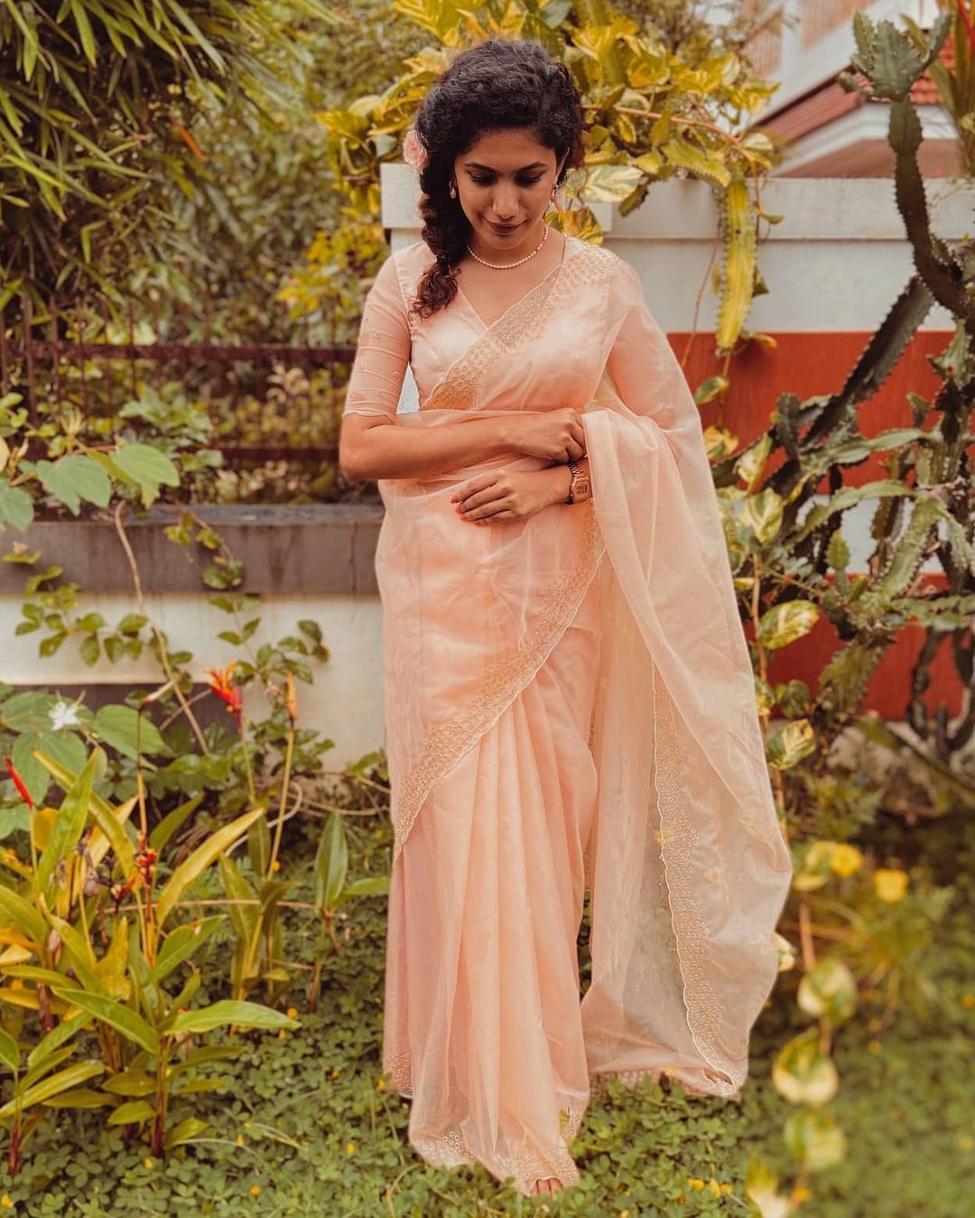 സാരിയിൽ കിടു ലുക്കുമായി നടി ദീപ തോമസ്, സൂപ്പർ ആയിട്ടുണ്ടെന്നു ആരാധക ...