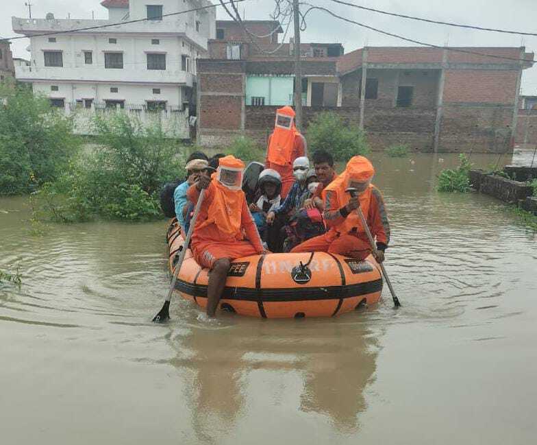 वाराणसी बाढ़ : काशी में दिखा गंगा का रौद्र रूप, नाव के जरिए लोगों को ...