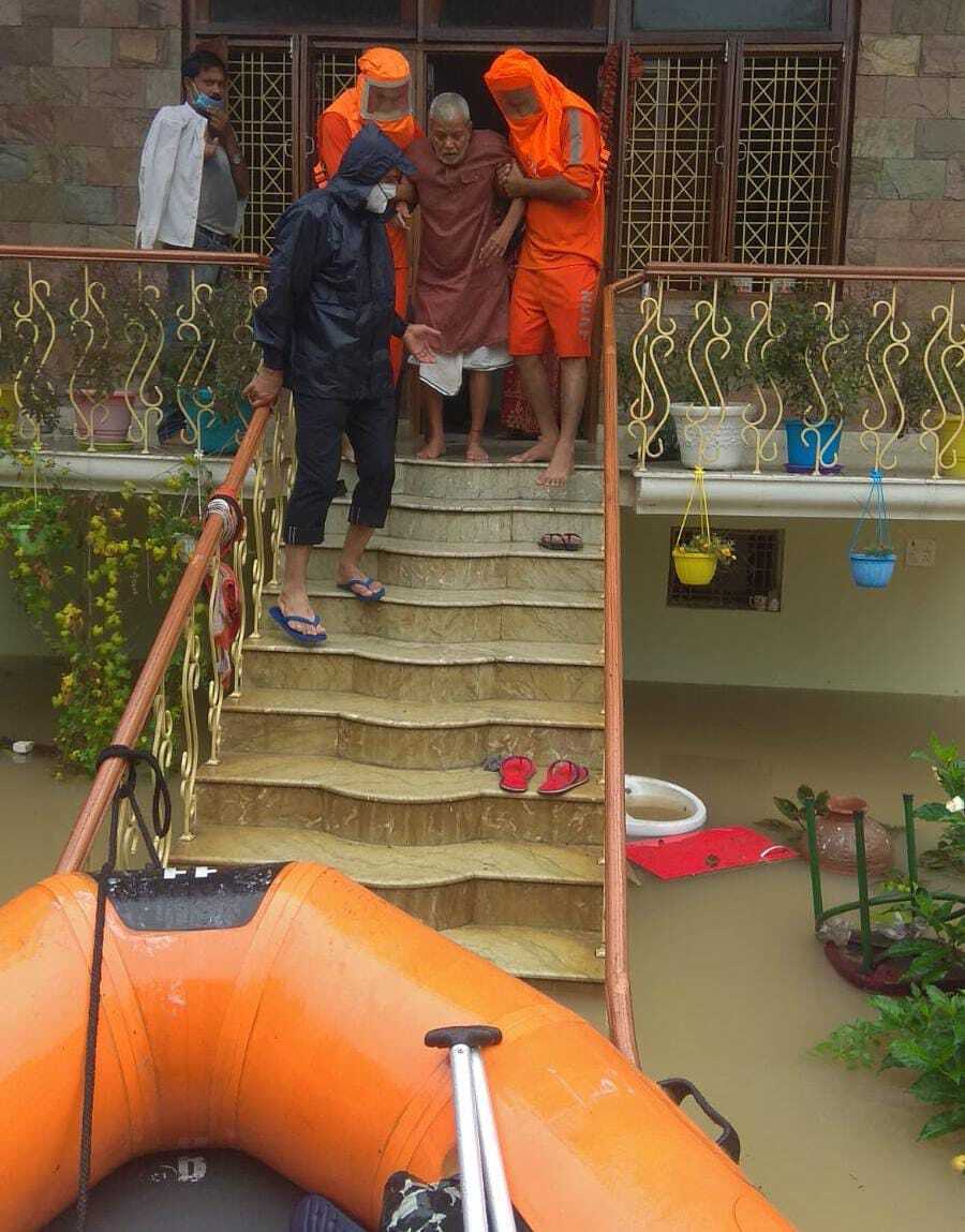 ವಾರಣಾಸಿ ಪ್ರವಾಹ: ಕಾಶಿಯಲ್ಲಿ ಗಂಗಾ ಉಗ್ರ ರೂಪ, ದೋಣಿ ಮೂಲಕ NDRF ತಂಡದಿಂದ ಜನರ ...
