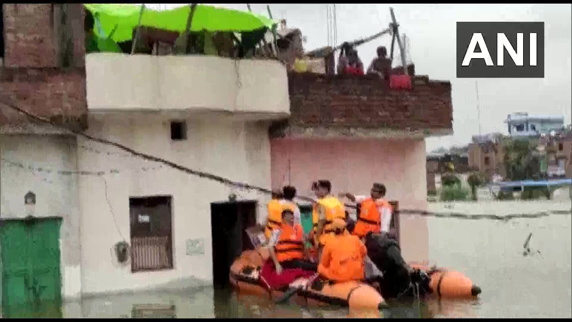 ವಾರಣಾಸಿ ಪ್ರವಾಹ: ಕಾಶಿಯಲ್ಲಿ ಗಂಗಾ ಉಗ್ರ ರೂಪ, ದೋಣಿ ಮೂಲಕ NDRF ತಂಡದಿಂದ ಜನರ ...