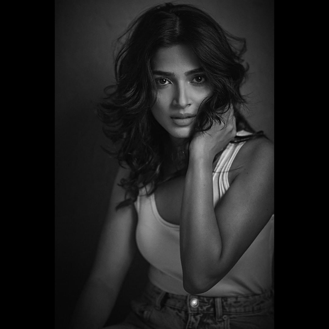 പുതുപുത്തന്‍ മേക്കോവറില്‍ അനഘ; പുതിയ ഫോട്ടോഷൂട്ട് വൈറല്‍ | Parava Movie ...