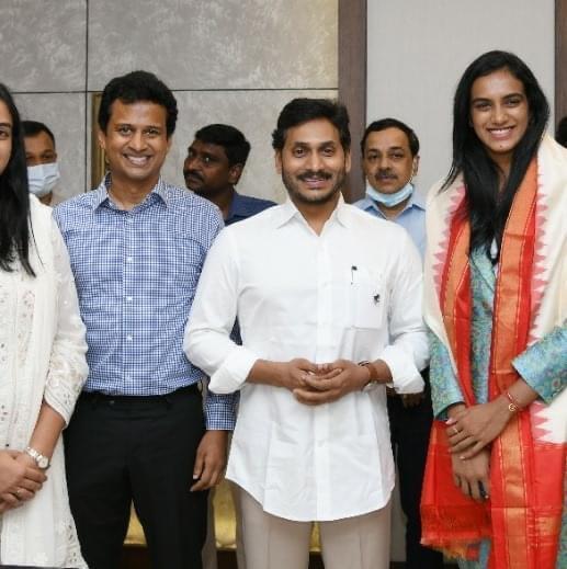 PV Sindhu Meets AP CM Jagan Mohan Reddy Photos: HD Images, Pictures ...
