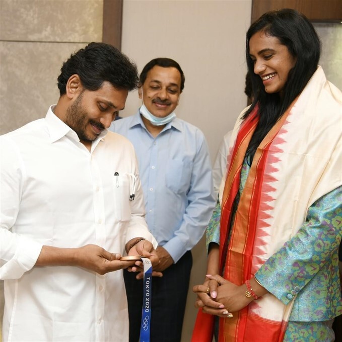 PV Sindhu Meets AP CM Jagan Mohan Reddy Photos: HD Images, Pictures ...