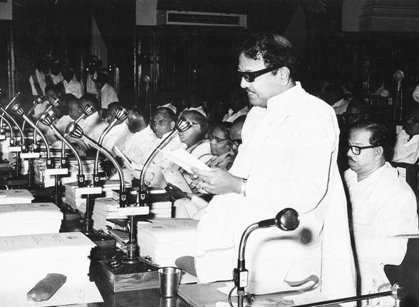 Rare Photos Of Former TN CM M Karunanidhi - Oneindia