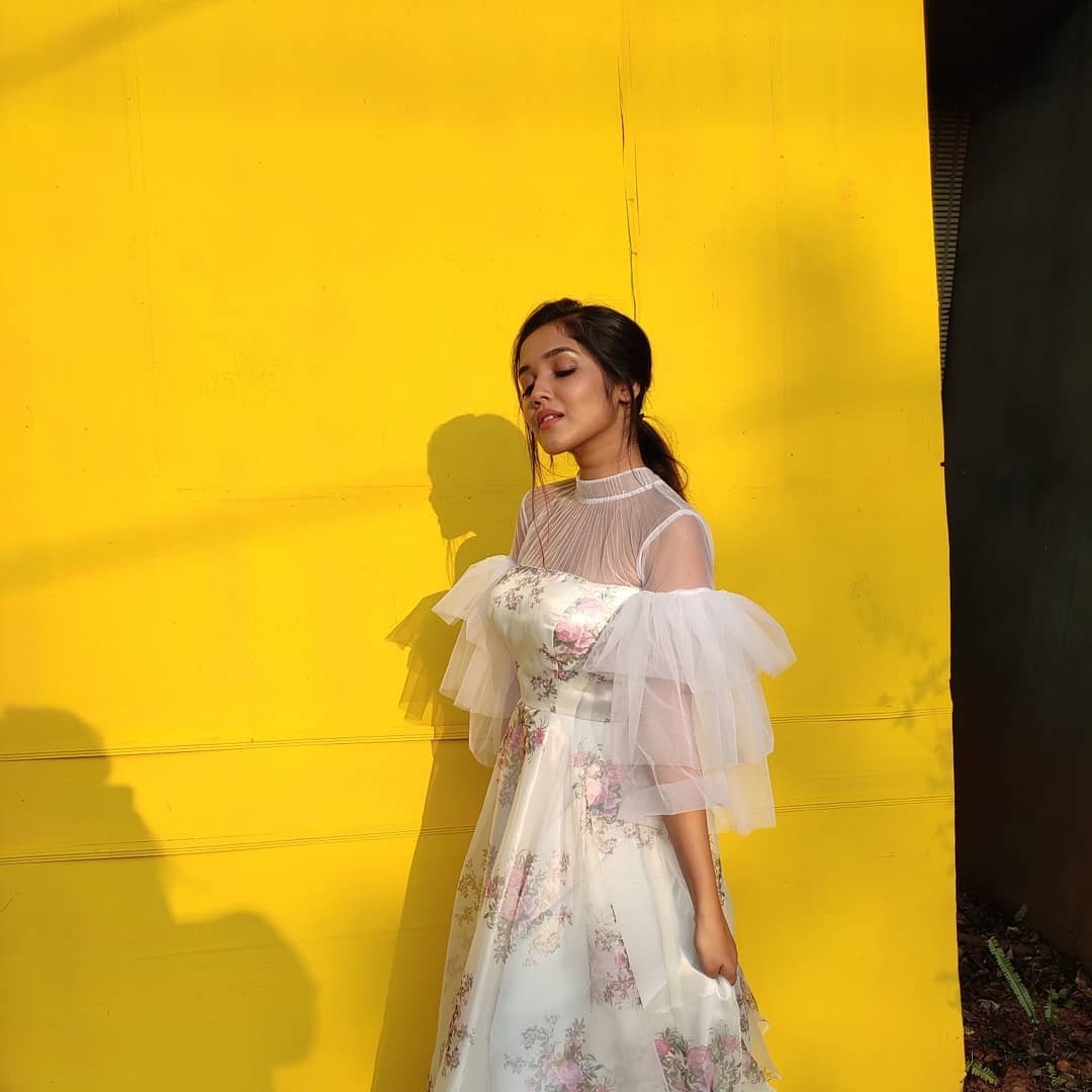 പുതിയ ലുക്കിലും ആരാധകരെ അമ്പരപ്പിച്ച് നടി അനിക... വൈറൽ ചിത്രങ്ങ ...