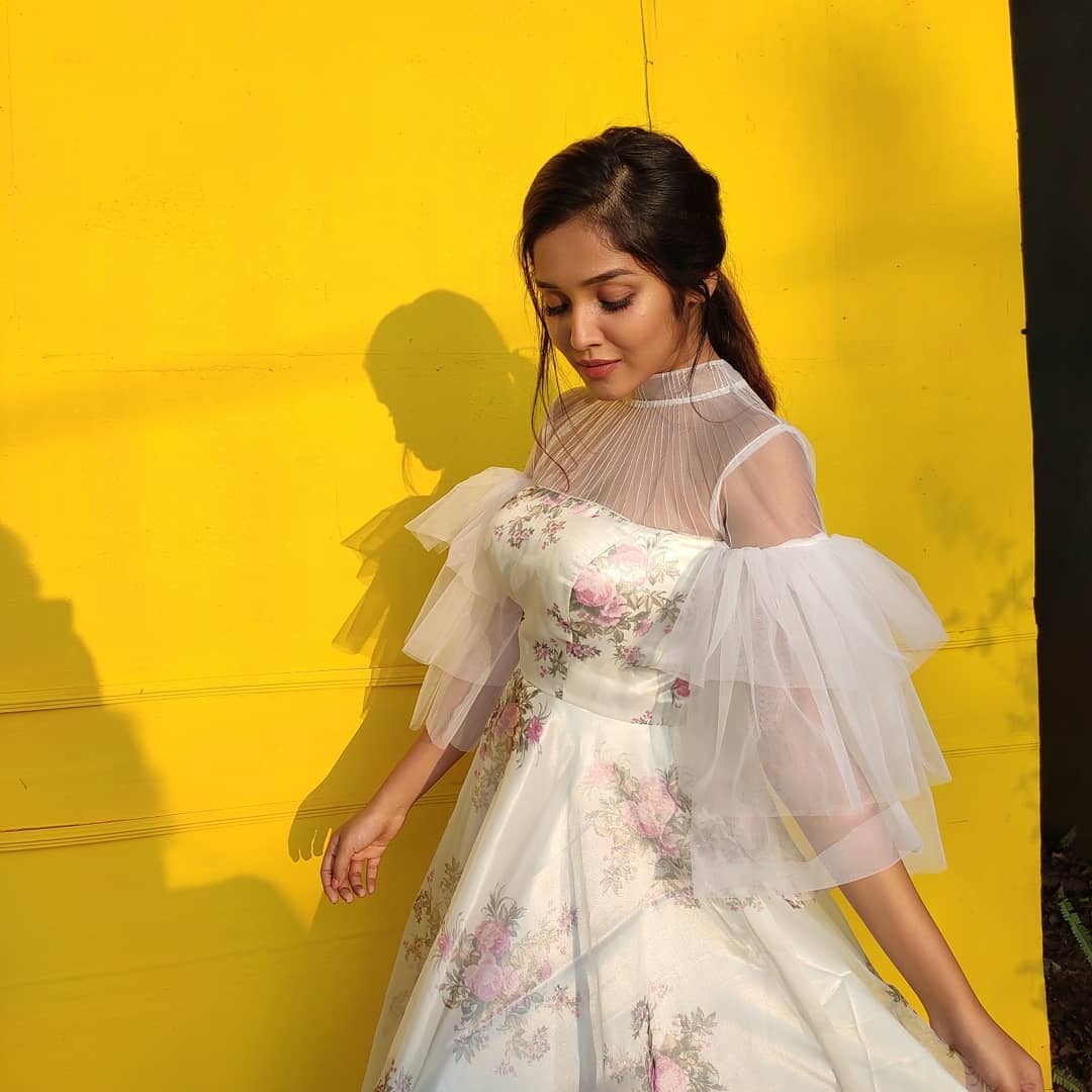 പുതിയ ലുക്കിലും ആരാധകരെ അമ്പരപ്പിച്ച് നടി അനിക... വൈറൽ ചിത്രങ്ങ ...